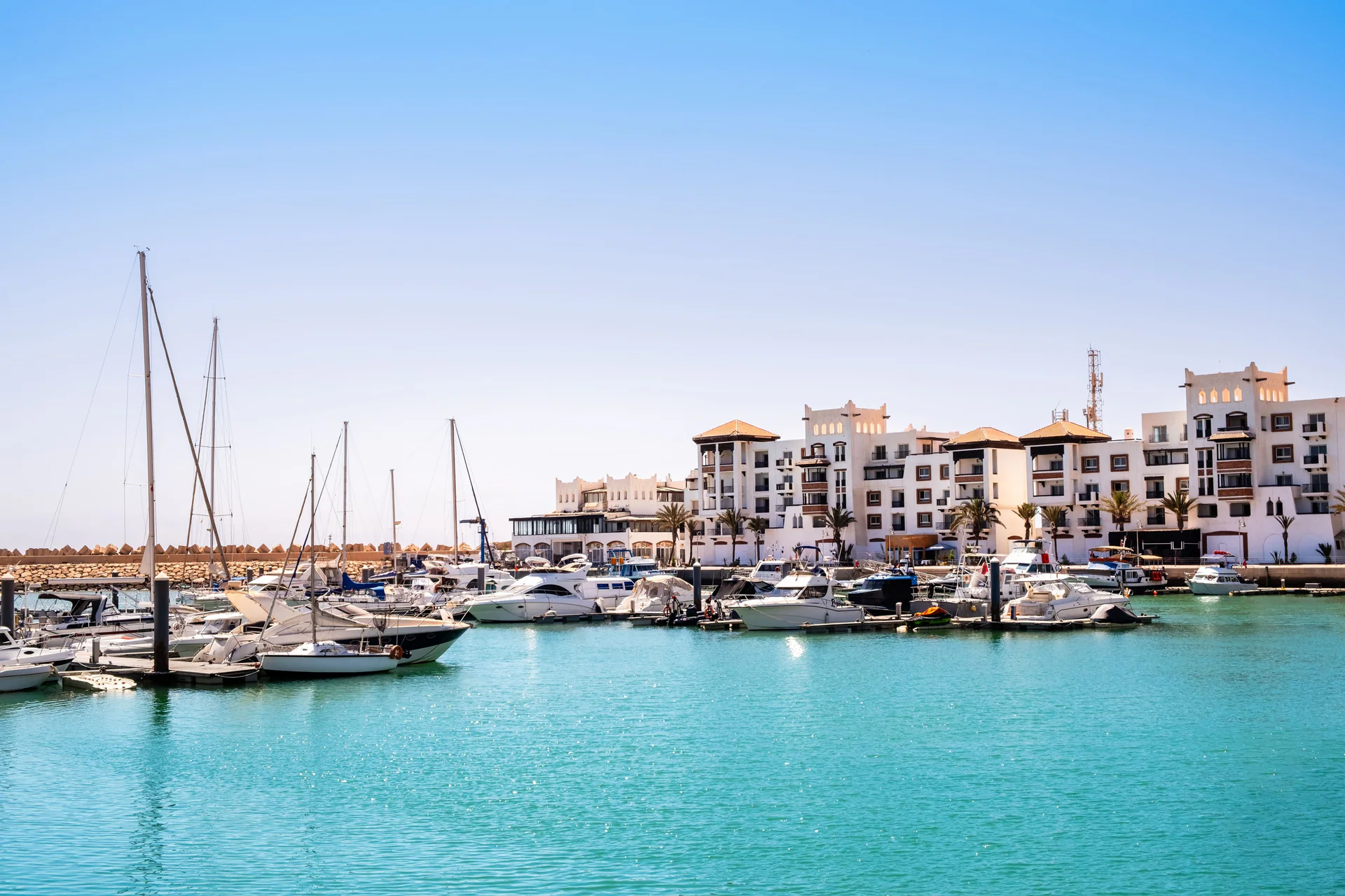 Vue de la Marina d'Agadir Agadir Marina au Maroc. Zone touristique avec appartements de luxe, bateaux dans le port, boutiques et restaurants. Station balnéaire marocaine au bord de l'océan Atlantique en Afrique