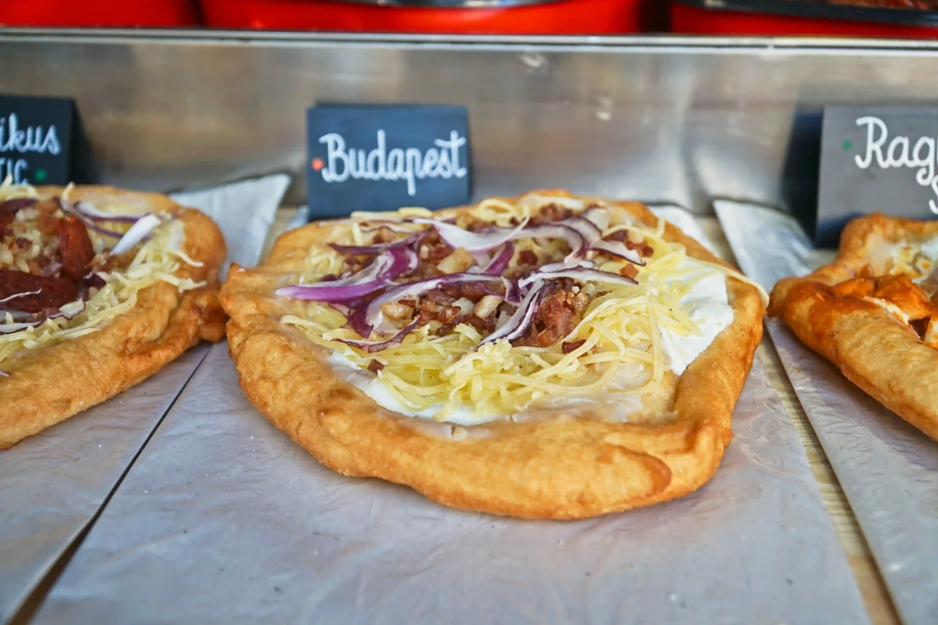 Lángos in stile "Budapest", una specialità ungherese di street food
