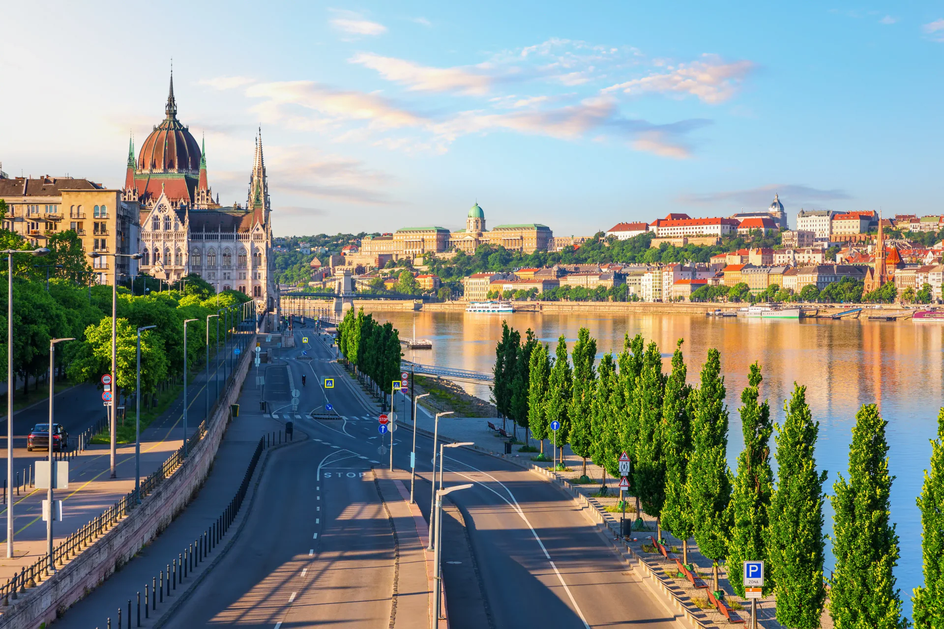 Via di Budapest lungo il Danubio con il Parlamento e lo skyline del Castello di Buda, Ungheria