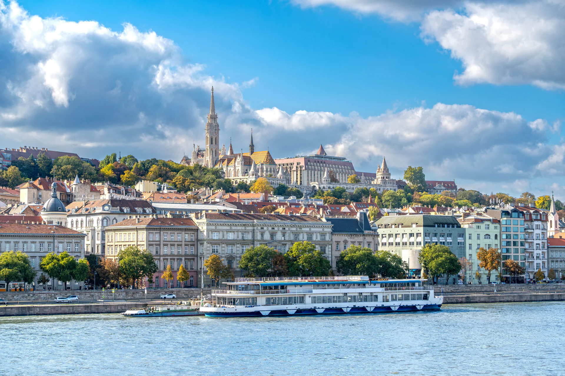 Vue de Budapest et de son château Panorama sur la colline du château de Buda avec bateau de croisière sur le Danube - ligne d'horizon historique de Budapest avec les spirales de l'église Matthias