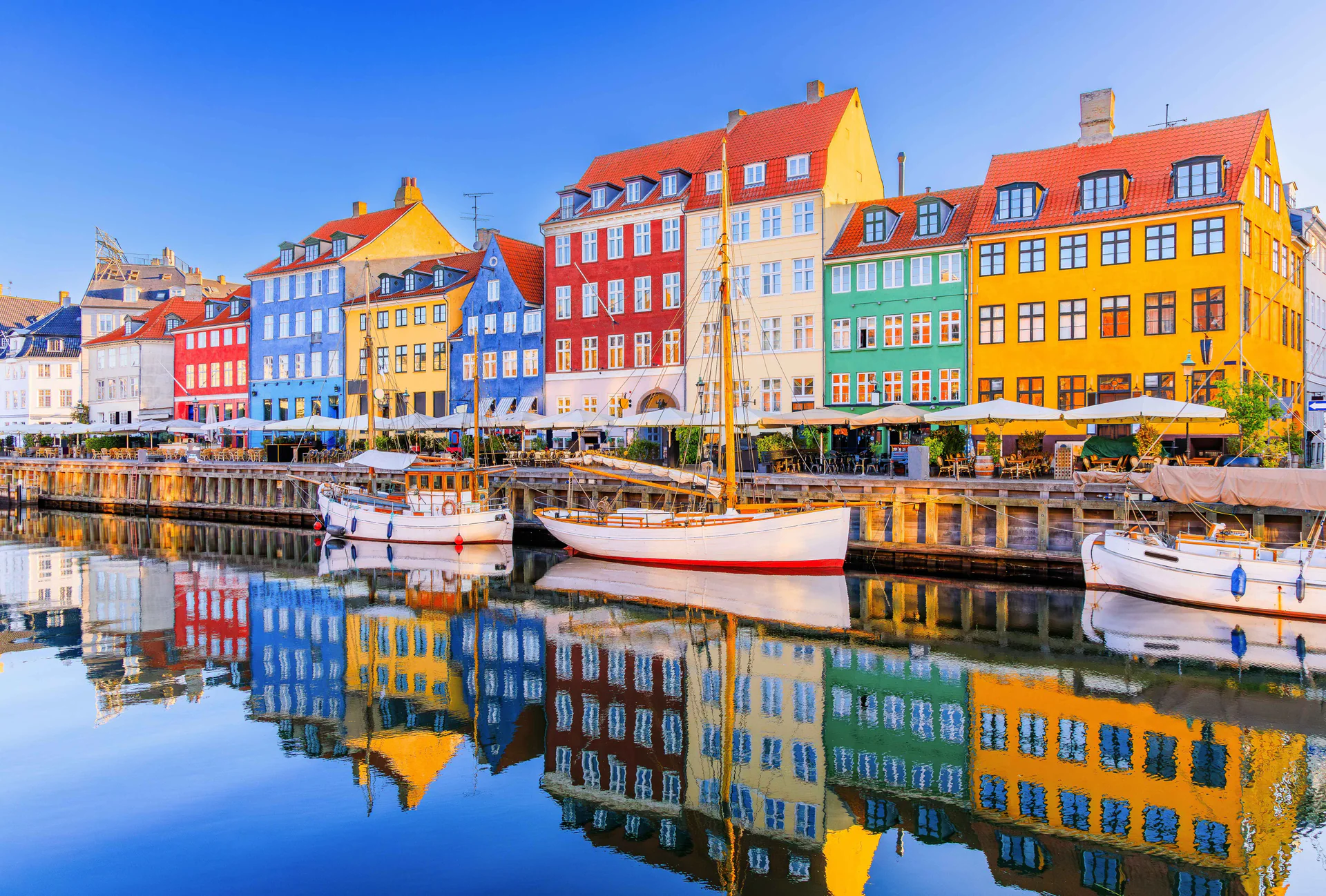 Vue de Copenhague Copenhague, Danemark. Nyhavn front de mer, façades de bâtiments colorées et vieux navires le long du canal.