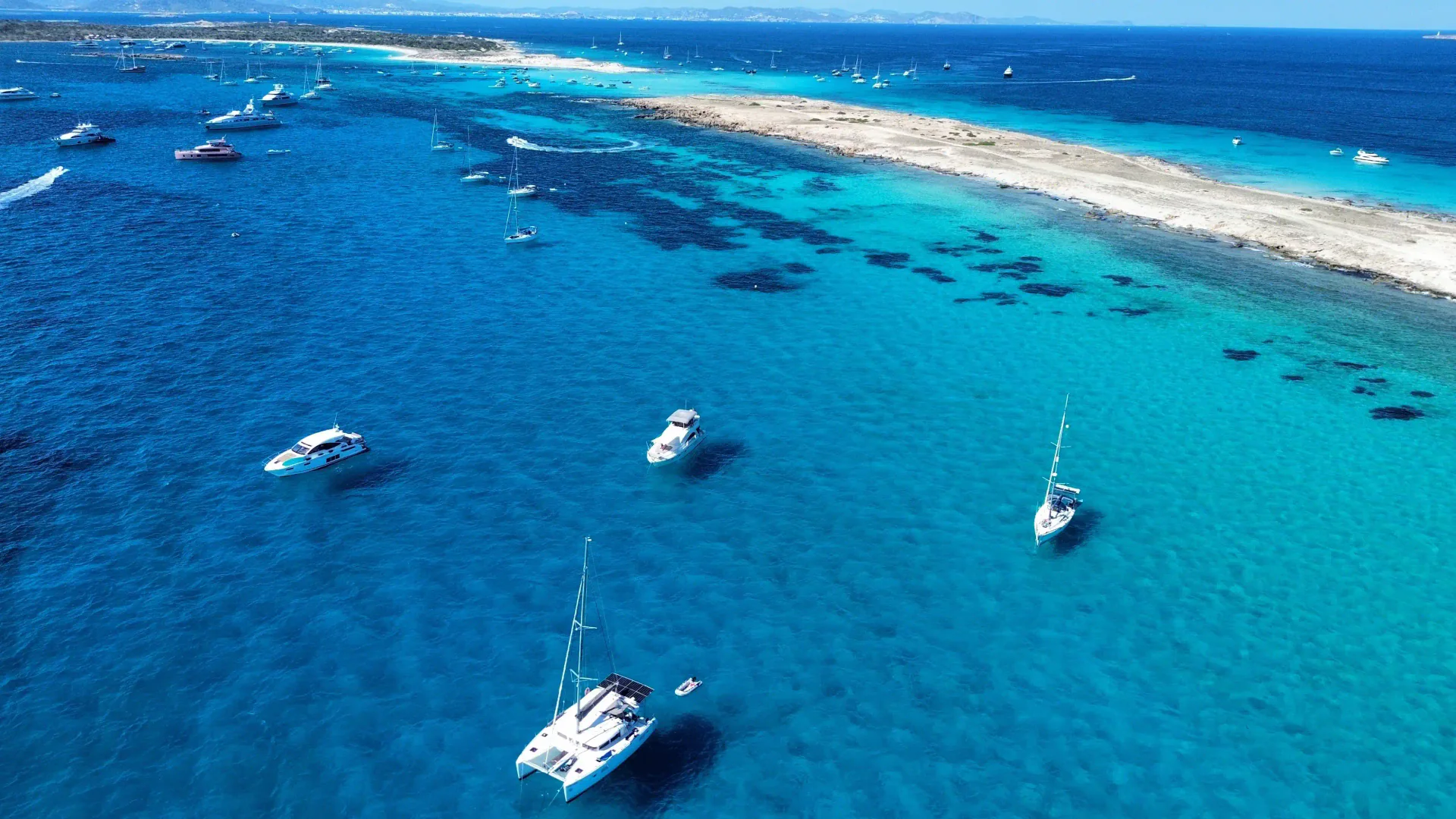 Vista de Formentera Vista aerea dell’isola di Formentera, in Spagna, durante la stagione estiva, con numerosi yacht e acque turchesi