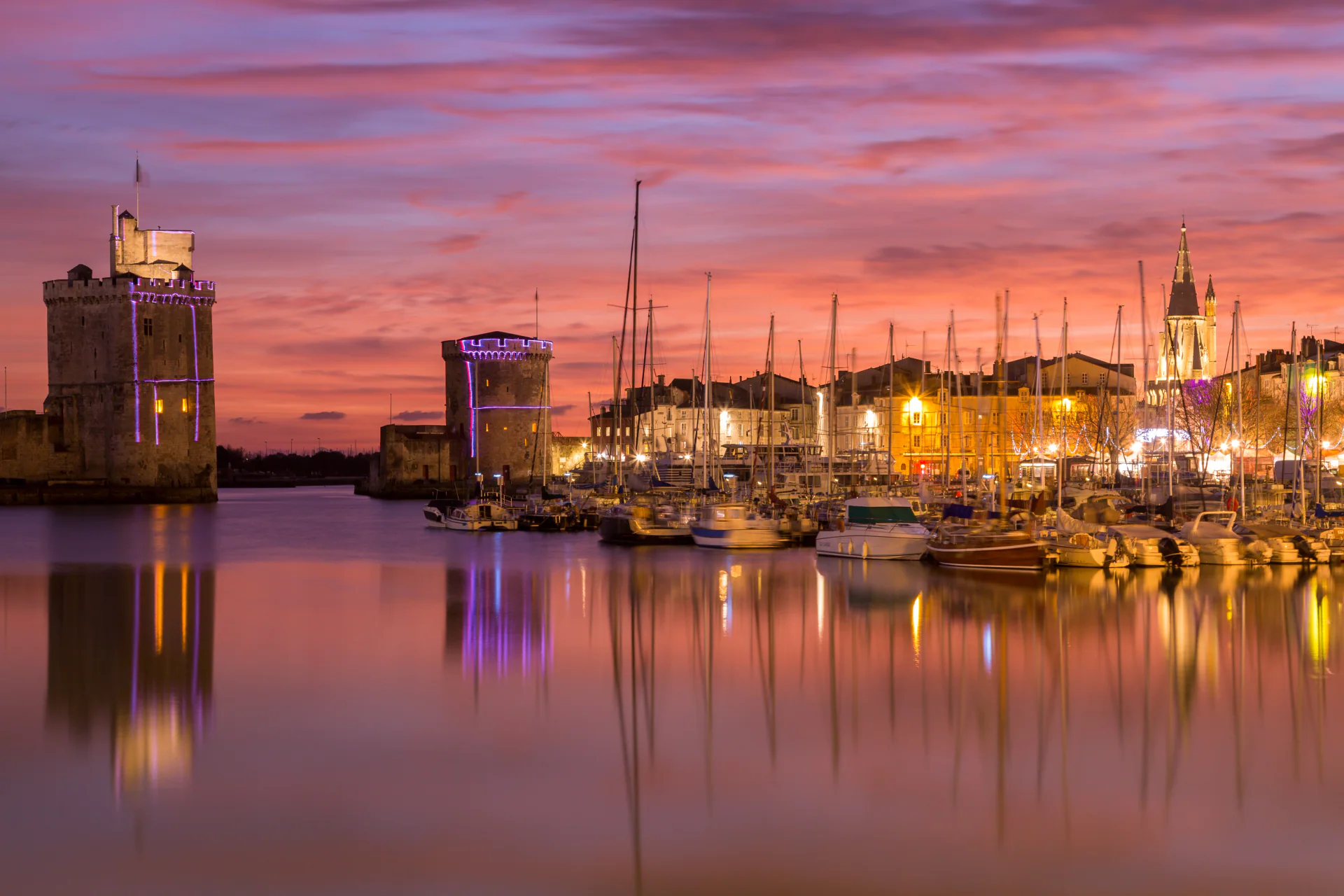 Vue de nuit du port de La Rochelle et de ses deux tours emblématiques