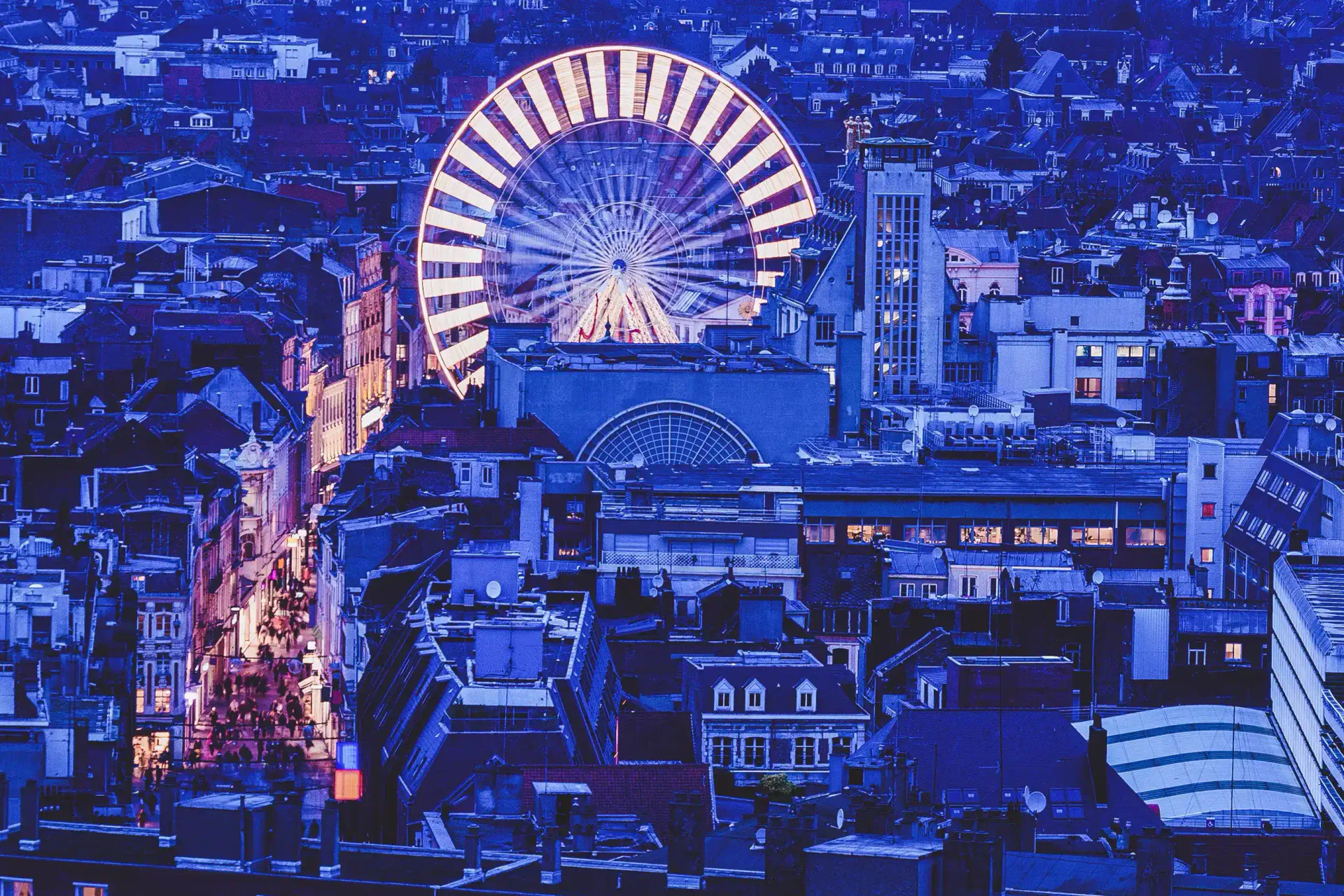 Vue de nuit de Lille depuis le ciel