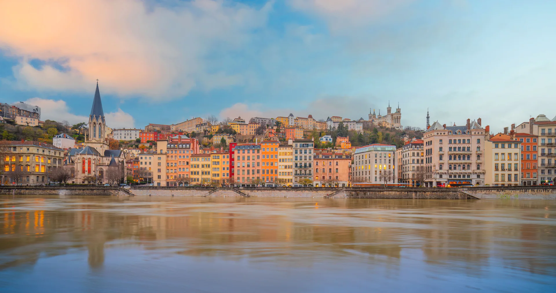 Vue de Lyon Vue des maisons colorées de Lyon depuis le fleuve Rhône