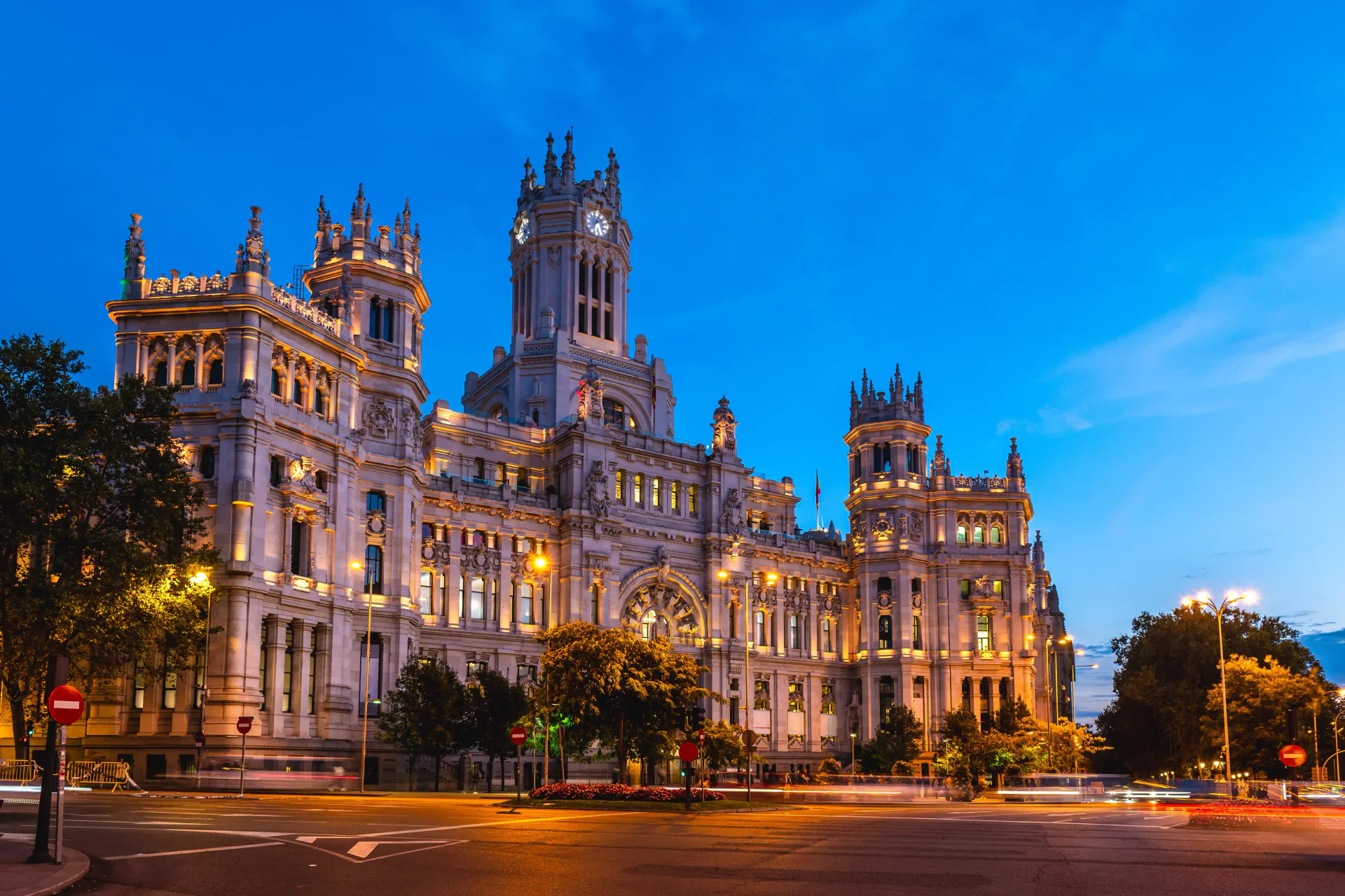 Palacio de Cibeles, Madrid Palacio de Cibeles, noto anche come Palazzo delle Comunicazioni o Palazzo delle Telecomunicazioni, a Madrid, Spagna, di notte.
