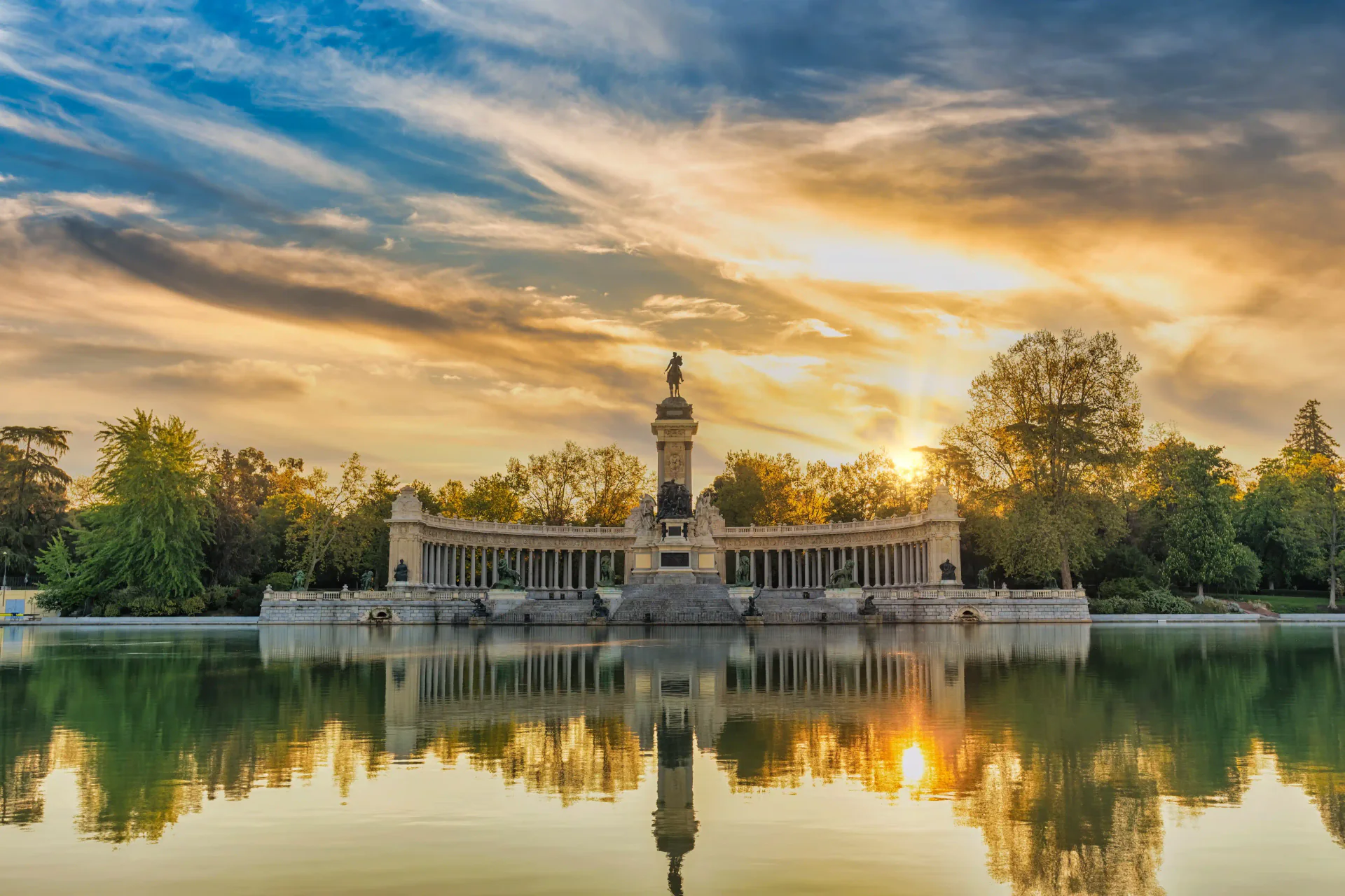 Parco del Retiro, Madrid Madrid, Spagna, skyline della città all’alba dal Parco del Retiro.