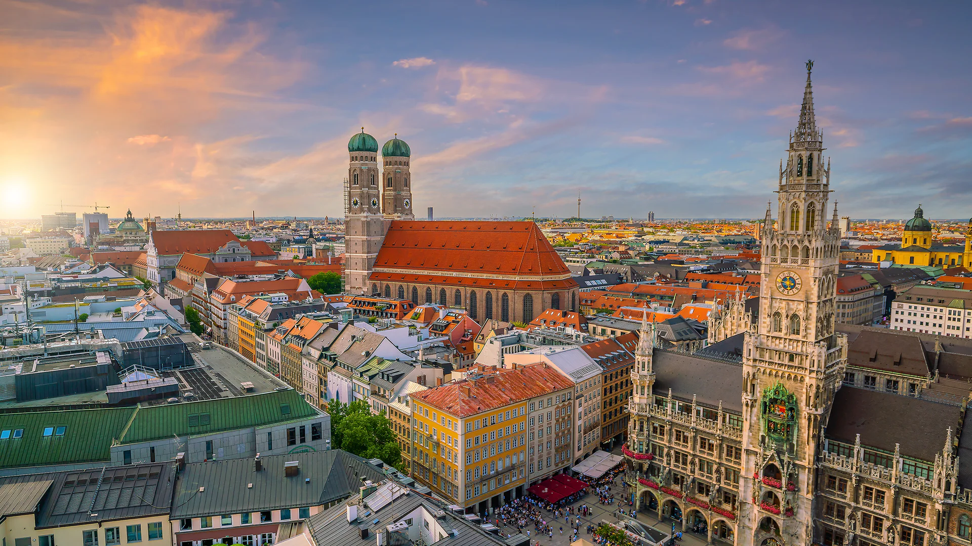 Blick auf München mit der Frauenkirche Blick auf München bei Sonnenuntergang
