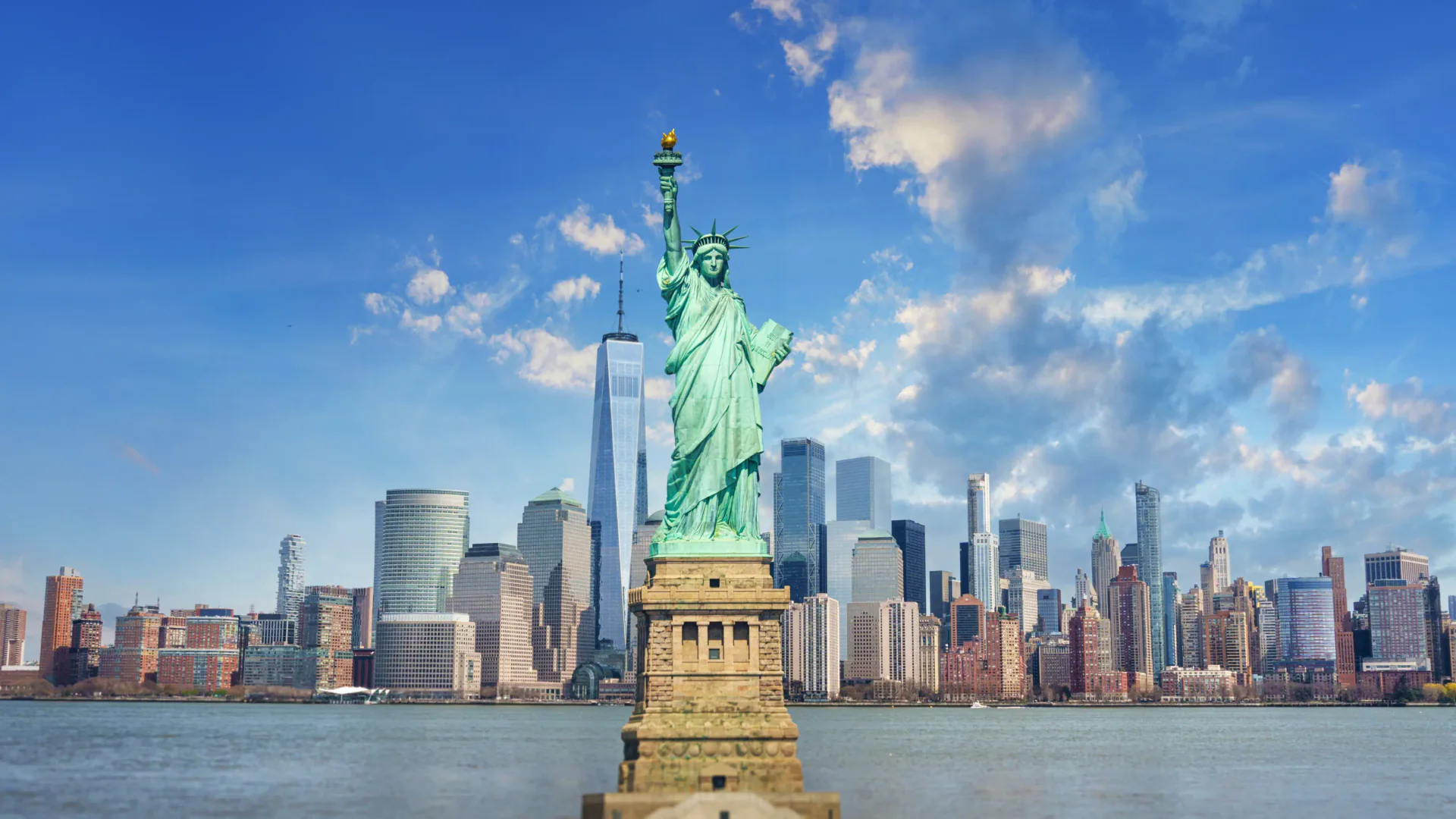 Vista panoramica di New York con la Statua della Libertà all’alba, vista da Staten Island. Panorama suggestivo.