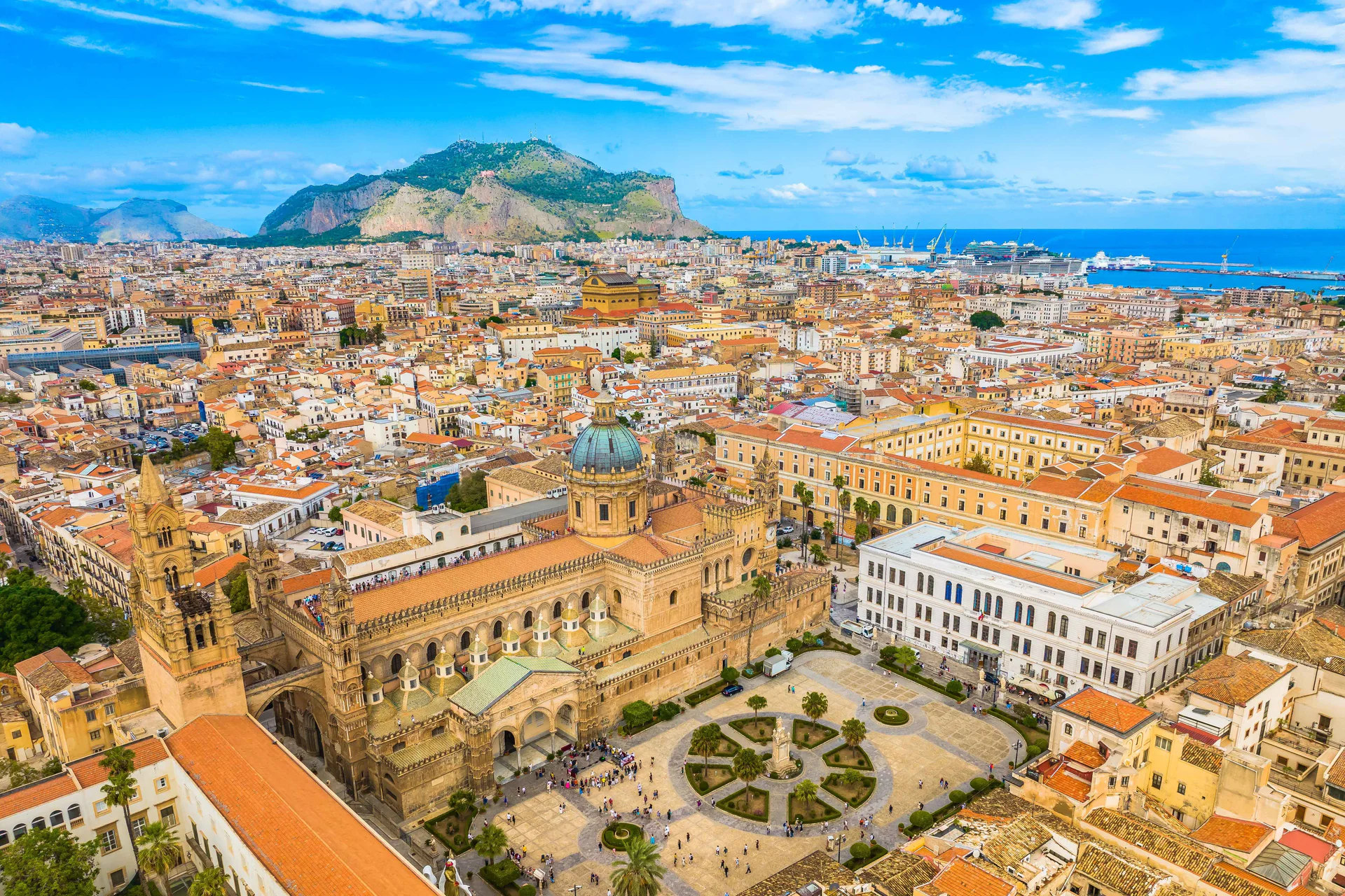Vue de Palerme Vue Aérienne du centre historique de Palerme, Sicile, Italie, avec un mélange d'églises baroques, toits en dôme, ruelles méditerranéennes étroites, entouré de paysages montagneux